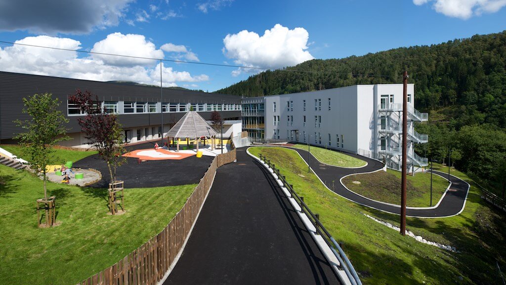 Nattland oppveksttun, barne- og ungdomsskole - Smedsvig